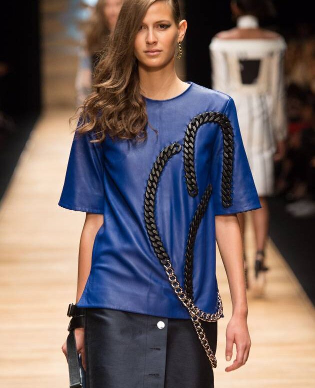 How to create the side-swept hairstyle from the Guy Laroche fashion ...