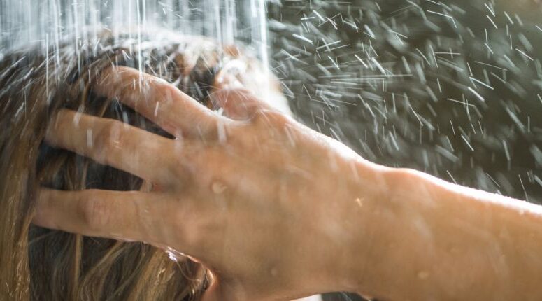 Is rinsing your hair off in cold water really a good idea? - [EN] Jean ...