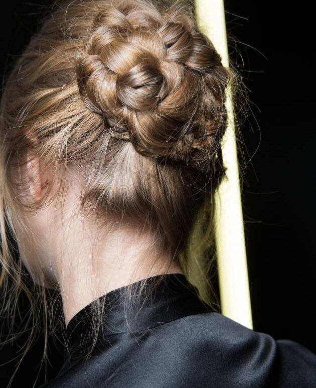 The braided chignon in 3 simple steps
